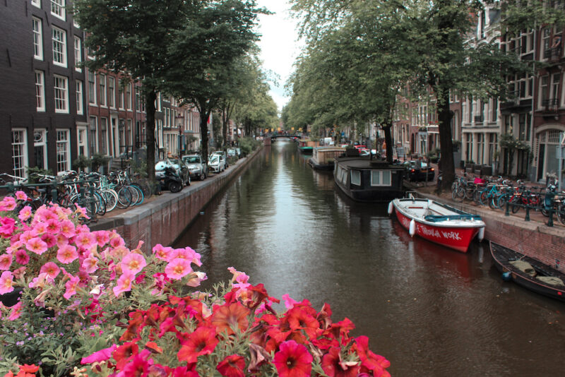 How to Avoid Pickpockets in Europe - Stay to Wander
